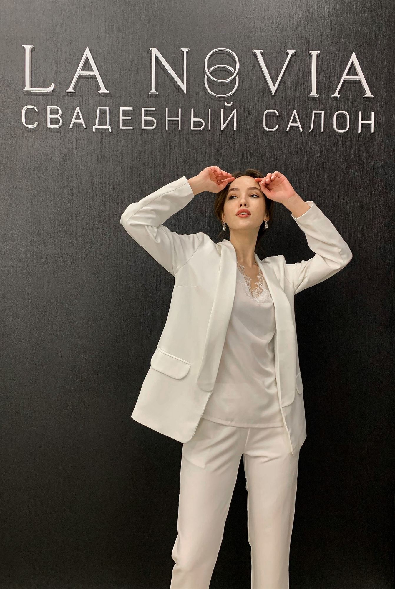 Свадебный комбинезон невесты купить недорого - свадебный салон La Novia