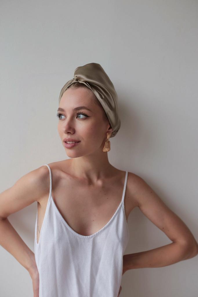 Шелковый тюрбан для волос в пурпурном цвете