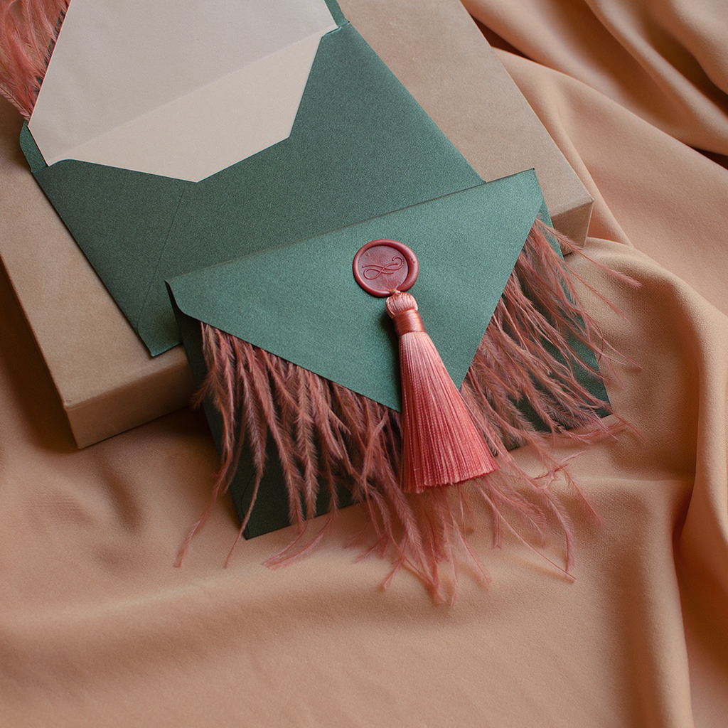 В НАЯВНОСТІ > Конверт паперовий з китицею та пір'ям. Матово-сірий ...