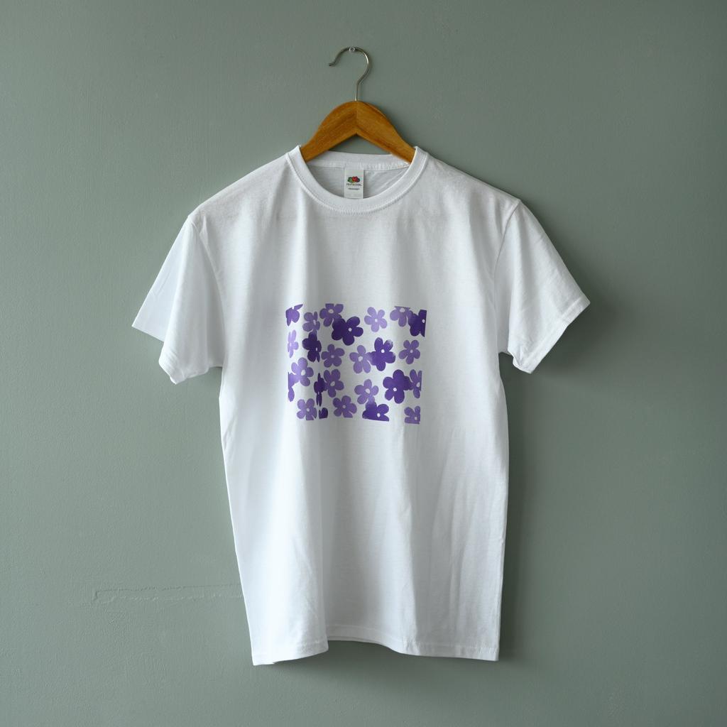 T-shirt with Daisy flowers pattern T-shirt with Daisy flowers pattern