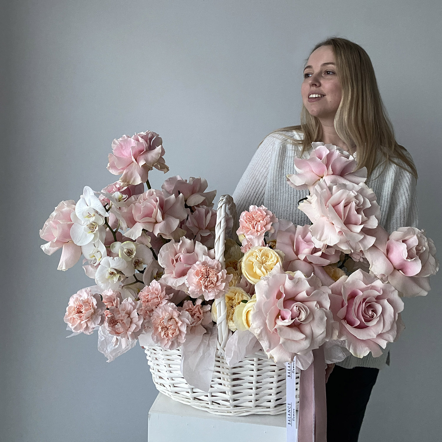 Заказать корзину цветов в Волгограде недорого и круглосуточно